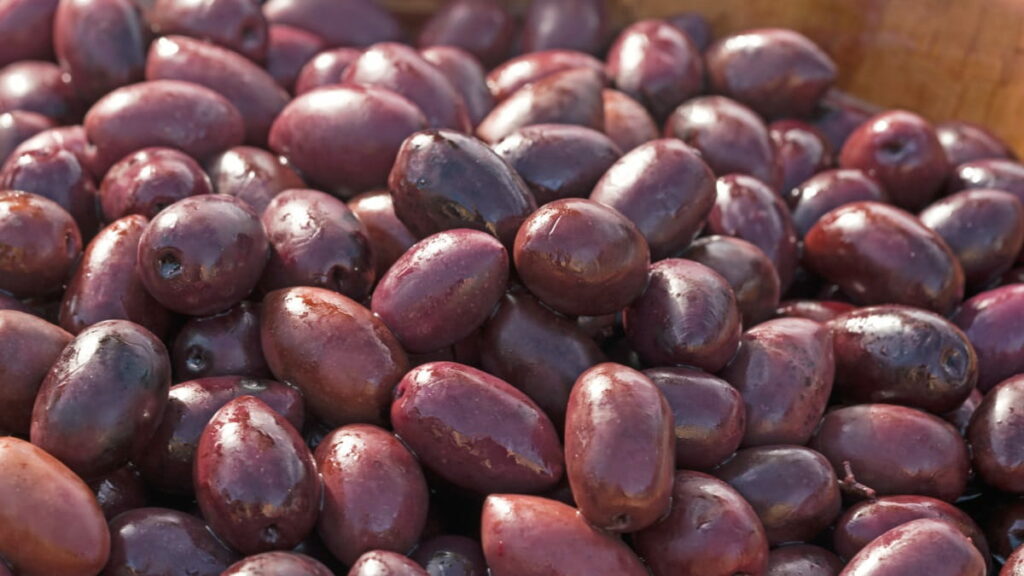 What Are Kalamata Olives? Origins, Taste, and Nutritional Benefits